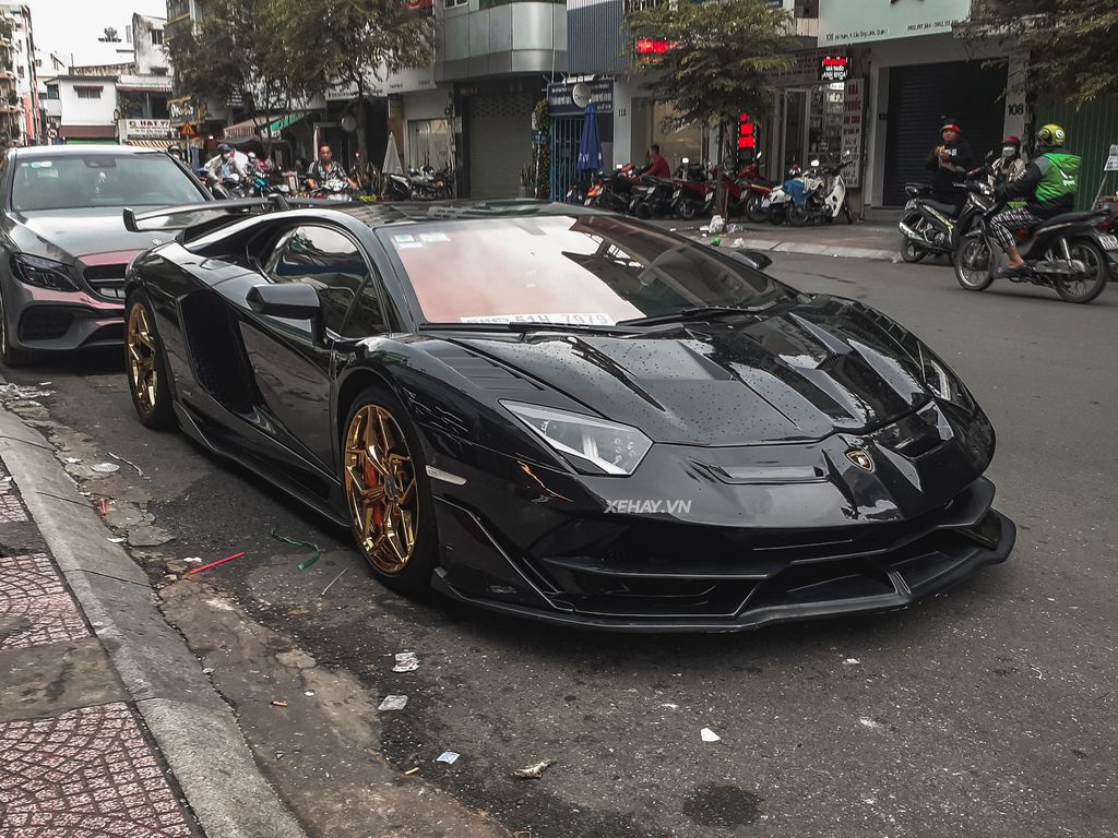 Sài Gòn: Cận cảnh Lamborghini Aventador LP700-4 độ bodykit phiên bản giới hạn SVJ